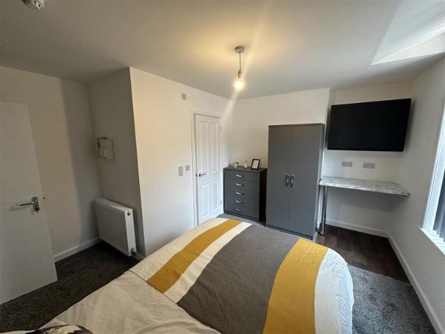 Room at Portland Street, Ashfield