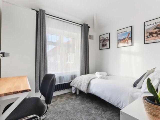 Room at Powell Gardens, Greater London