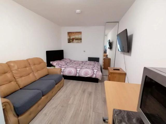 Room at Potters Lane, Greater London