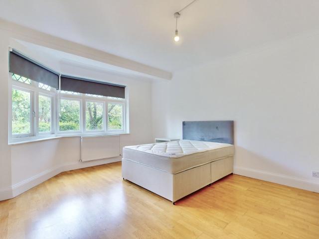 Room at Princes Gardens, Greater London
