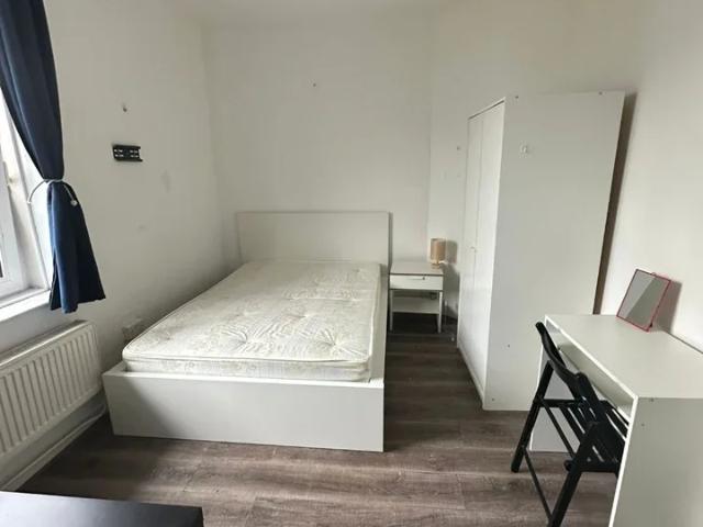 Room at Quaker Street, Greater London