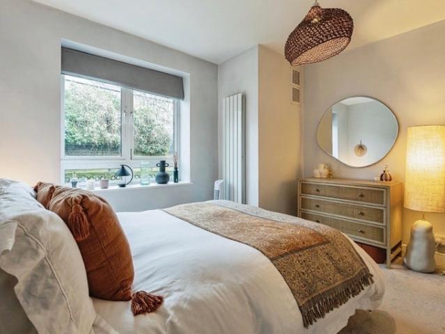 Room at Queen Margaret's Grove, Greater London