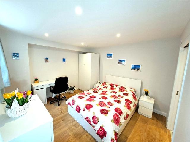 Room at Queen Eleanor's Road, Guildford