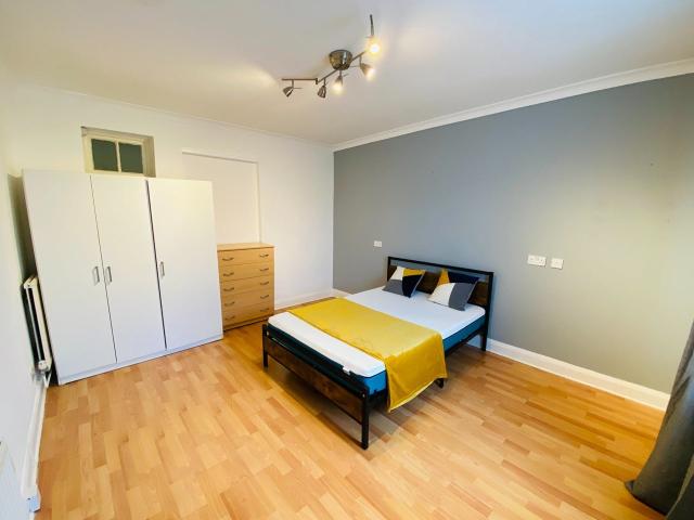 Room at Queens Walk, Greater London