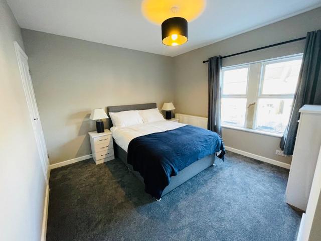 Room at Queens Walk, Peterborough