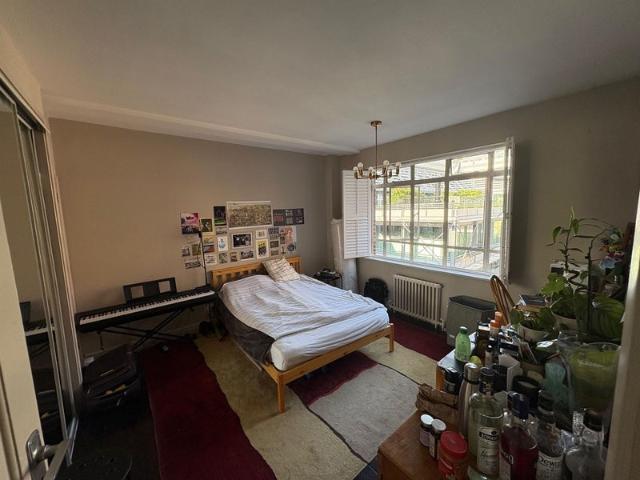 Room at Queen's Yard, Greater London