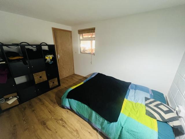Room at Queens Yard, Greater London