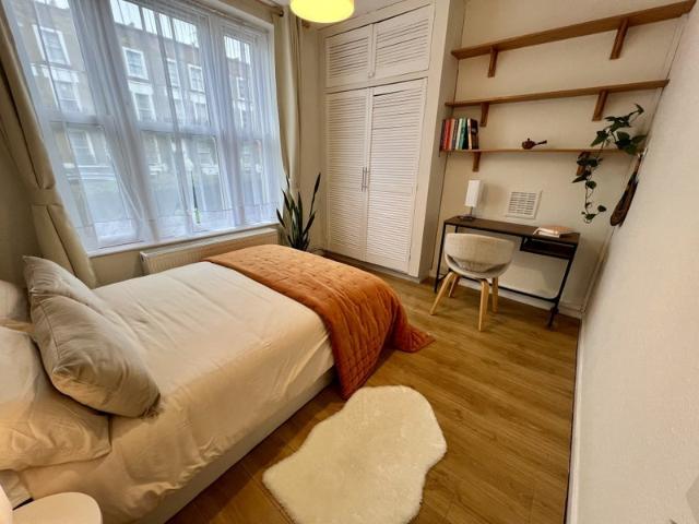 Room at Queen's Crescent, Greater London