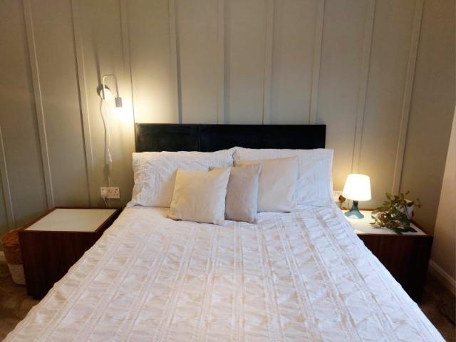Room at Queen's Grove Road, Greater London