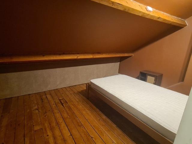 Room at Queens Place, Leeds