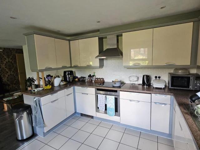 Room at Queen's Road, Maidstone