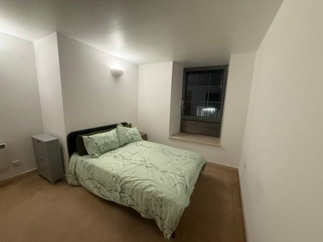 Room at Queen's Road, Nottingham