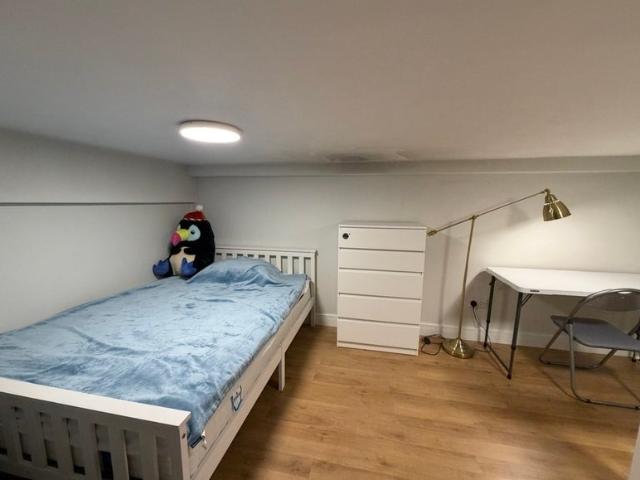 Room at Queen's Road, Greater London