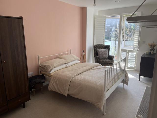 Room at Queen's Road, Greater London