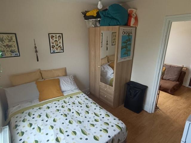 Room at Queen's Road, Greater London