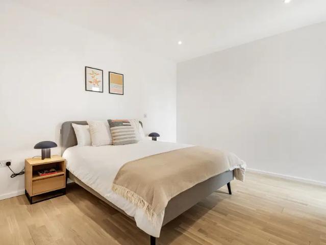 Room at Queens Road, Reading