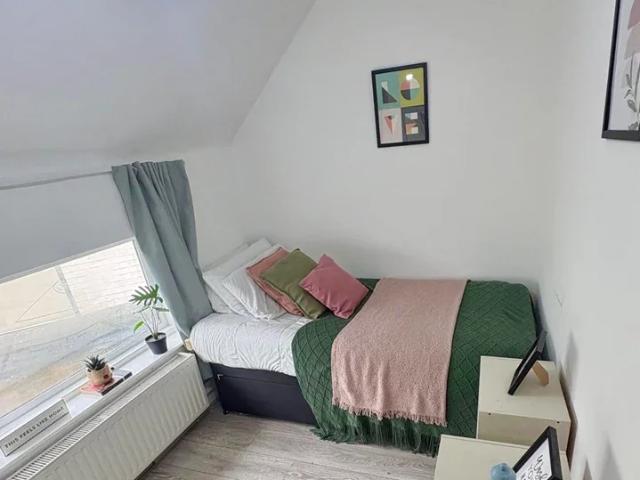 Room at Queensbury Road, Greater London