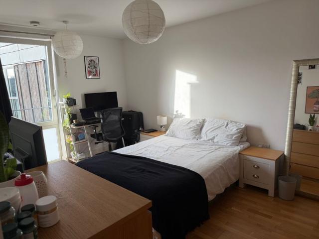Room at Queensbridge Road, Greater London