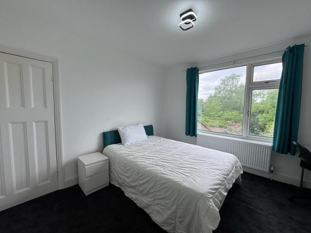 Room at Queenscourt, Greater London