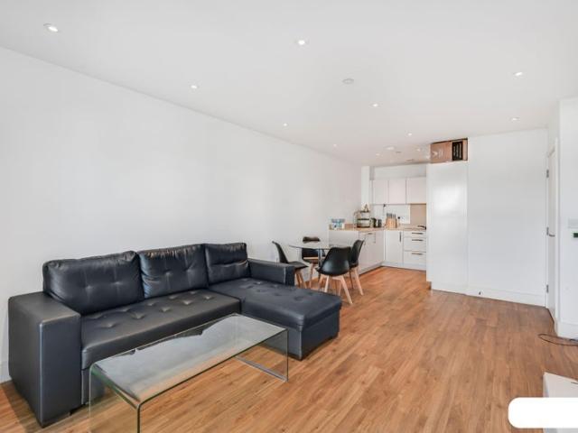 Room at Queensland Road, Greater London