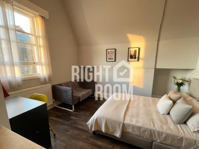 Room at Queenstown Road, Greater London