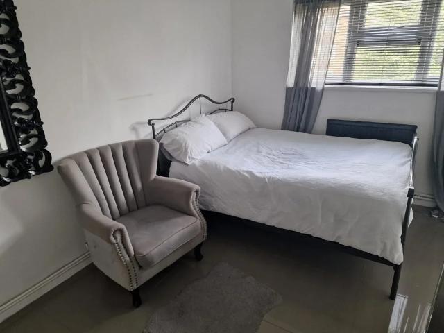 Room at Rush Green Gardens, Greater London