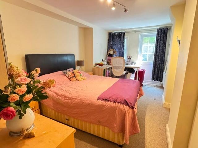 Room at Russell Gardens, Greater London