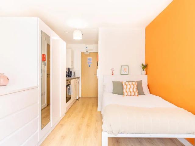 Room at Russell Street, Nottingham