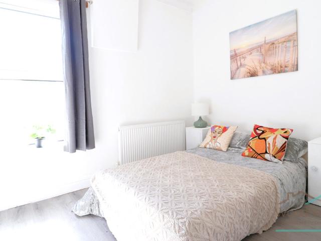Room at Russell Street, Luton