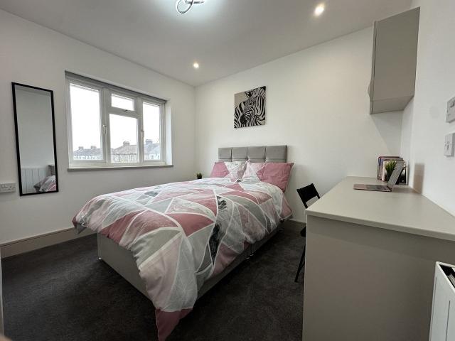 Room at Raglan Avenue, Waltham Cross