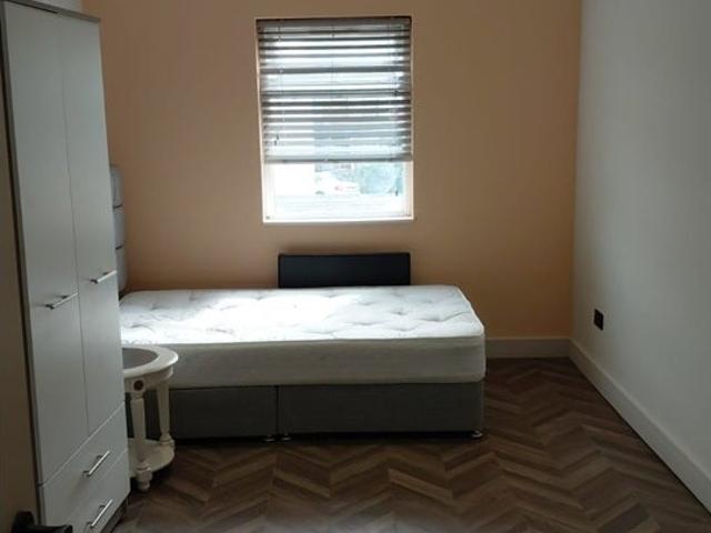 Room at Ragstone Road, Slough