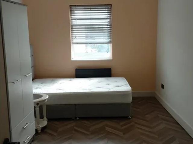 Room at Ragstone Road, Slough