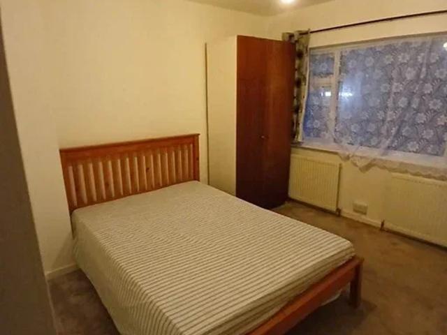 Room at Rainham Road South, Greater London