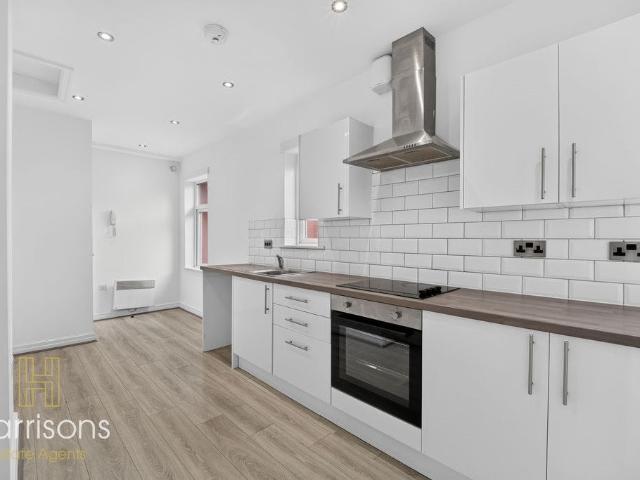 Room at Railway Road, Leigh