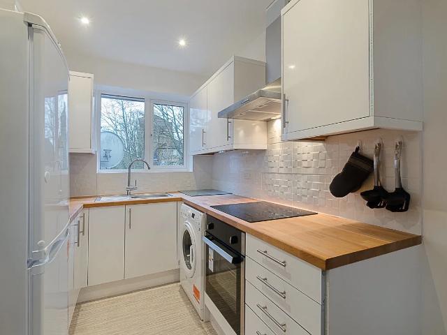 Room at Raleigh Gardens, Greater London