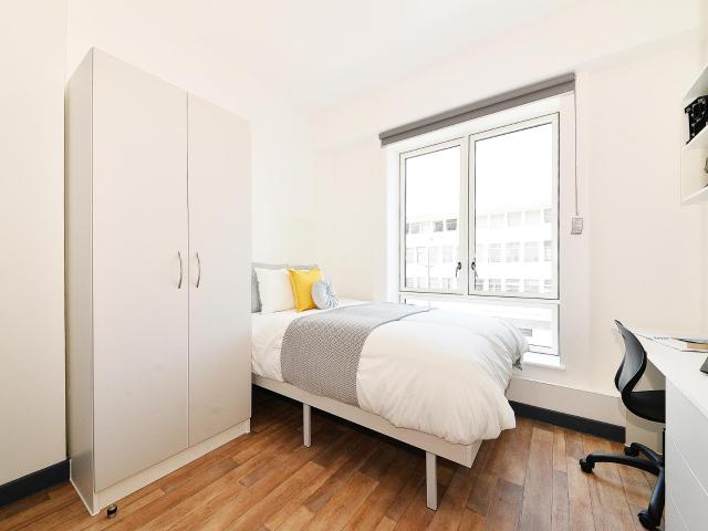 Room at Raleigh Street, Plymouth