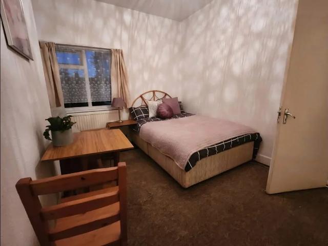 Room at Raleigh Road, Greater London