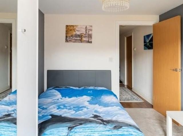 Room at Rampling Court, Crawley
