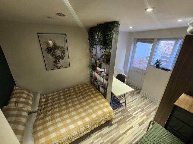 Room at Ramsden Road, Greater London