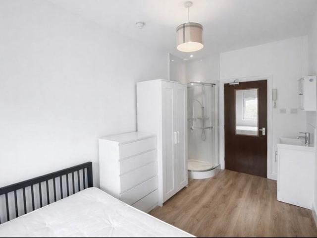 Room at Randell's Road, Greater London