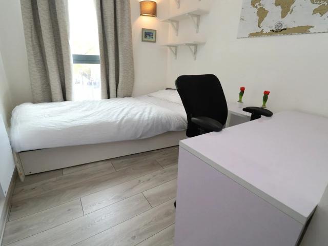 Room at Ratcliffe Cross Street, Greater London