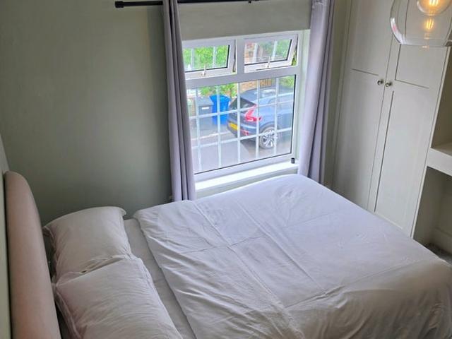 Room at Rays Avenue, Windsor