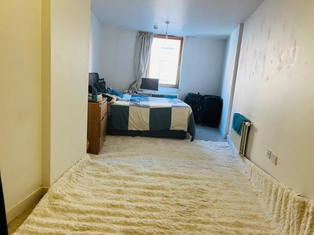 Room at Regent's Canal towpath, Greater London