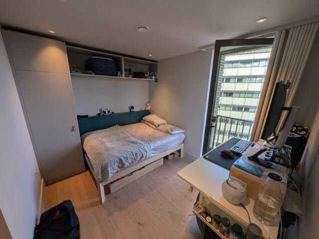 Room at Regent's Canal towpath, Greater London