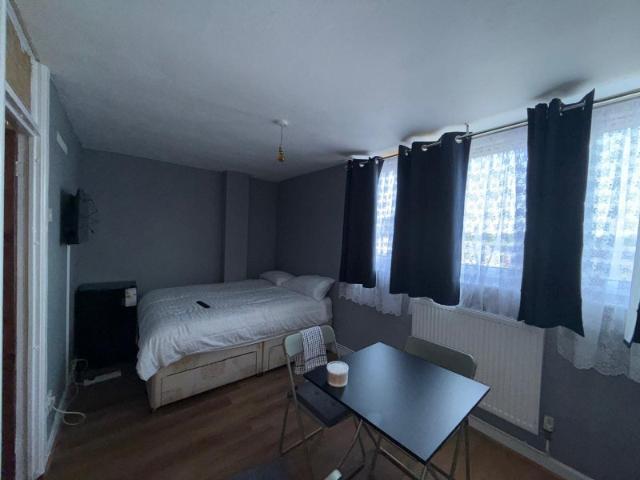 Room at Regent's Row, Greater London