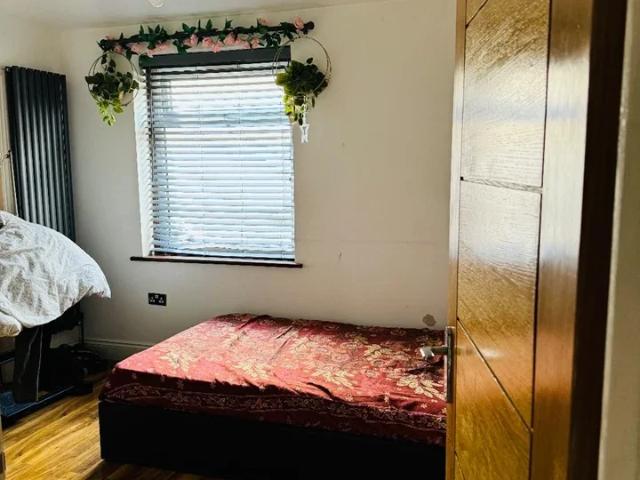 Room at Redriff Road, Greater London