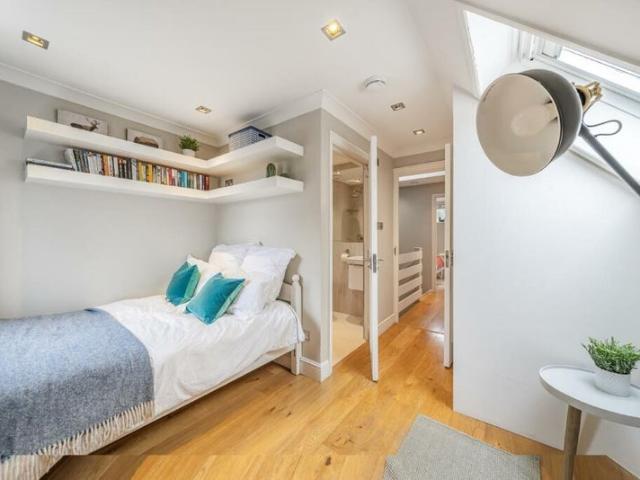 Room at Redriff Road, Greater London