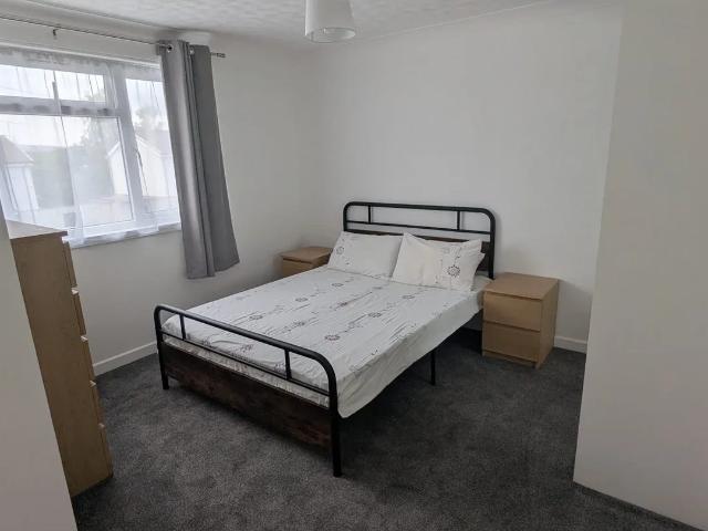 Room at Reed Avenue, Canterbury