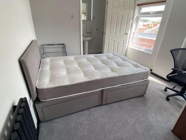 Room at Reindeer Court, Worcester