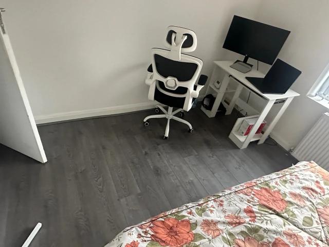 Room at Reservoir Road, Birmingham